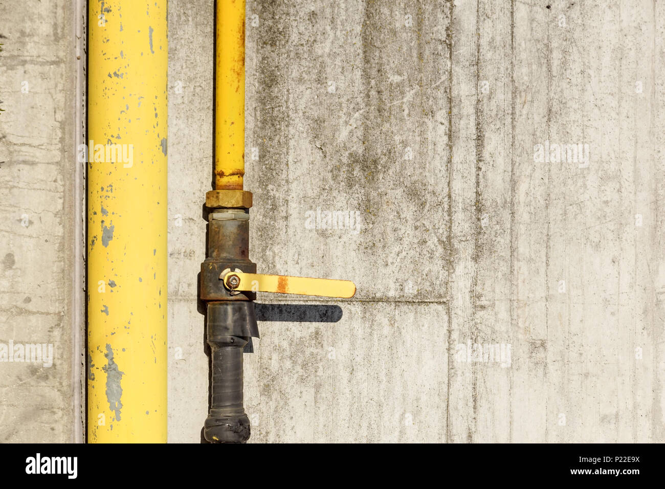 Screw on valve hi-res stock photography and images - Alamy