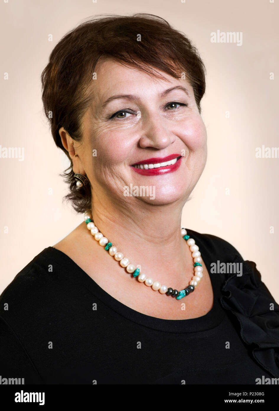Headshot of a mature woman hi-res stock photography and images - Alamy
