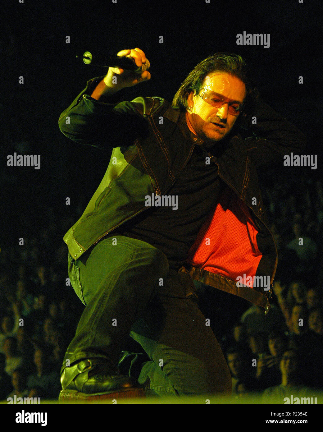 Bono u2 2005 concert hi-res stock photography and images - Alamy