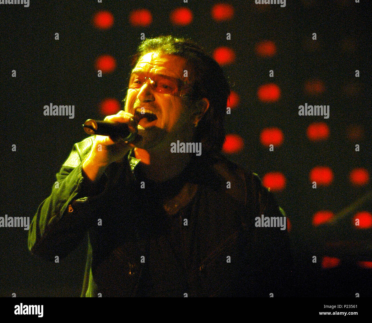 Bono u2 2005 concert hi-res stock photography and images - Alamy
