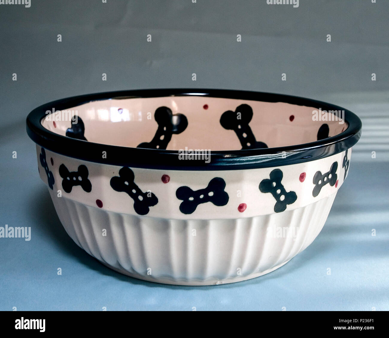 Dog food bowl © Myrleen Pearson. Ferguson Cate Stock Photo - Alamy