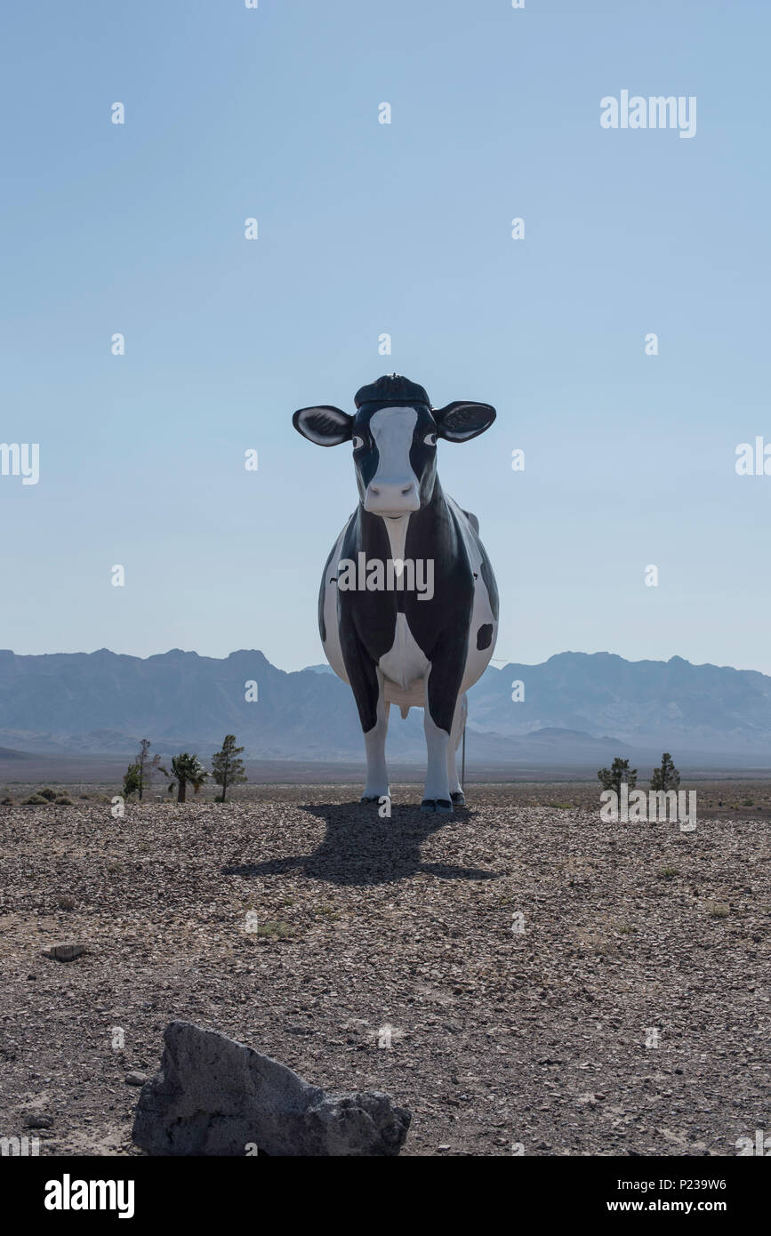 Giant cow in Amargosa Valley at the welcome to Nevada sign, NV, USA ...
