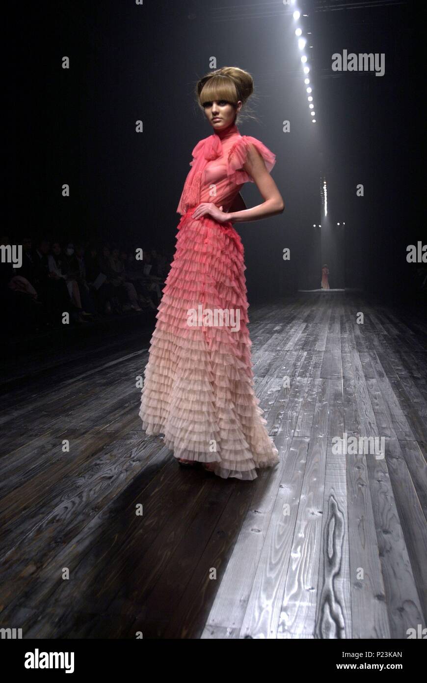 20 / 03 / 2006; Tokyo Fashion Week, model wearing a Novoespazio 1 ¼ ...