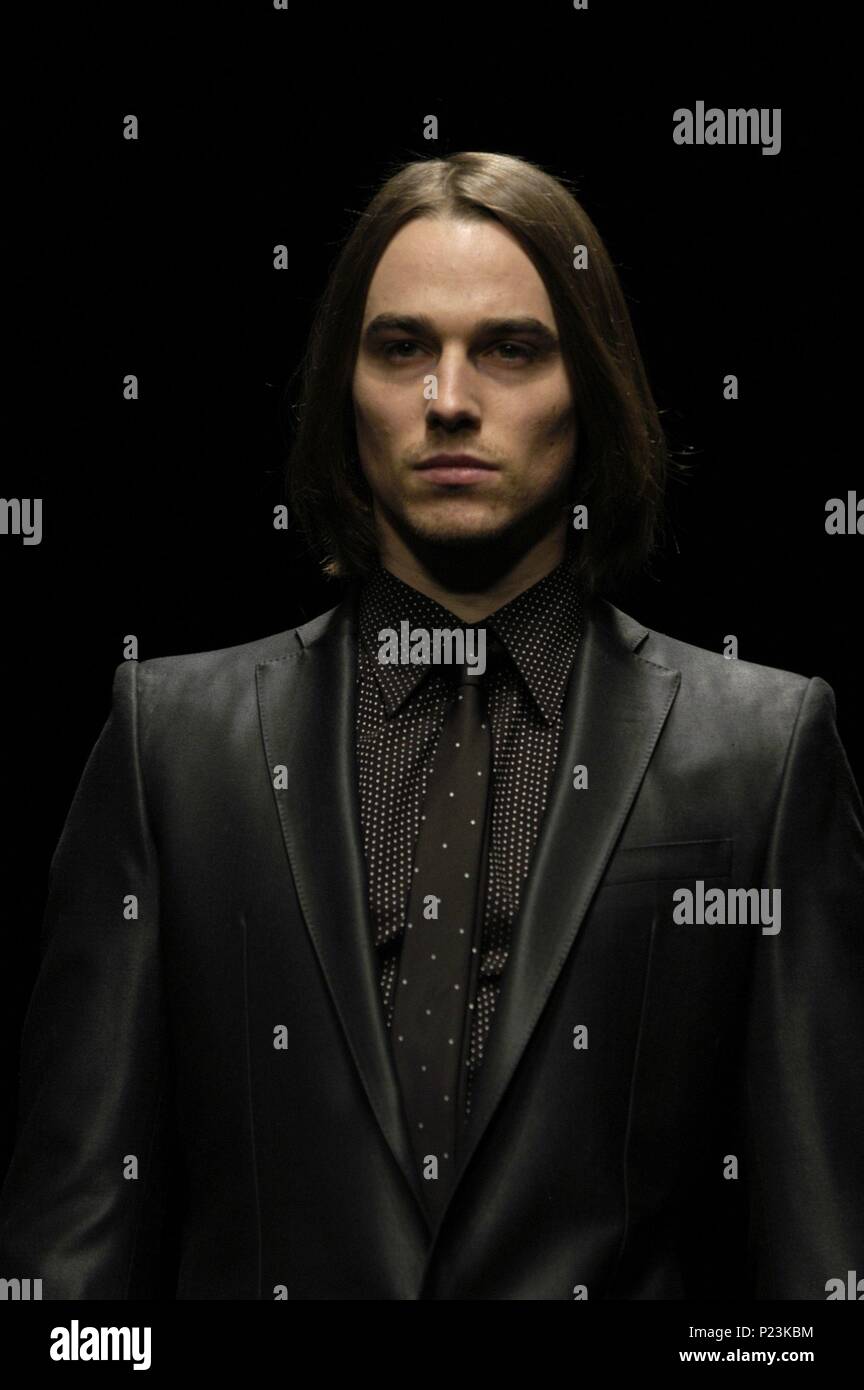 20 / 03 / 2006; Tokyo Fashion Week, model wearing a Ato design clothes ...