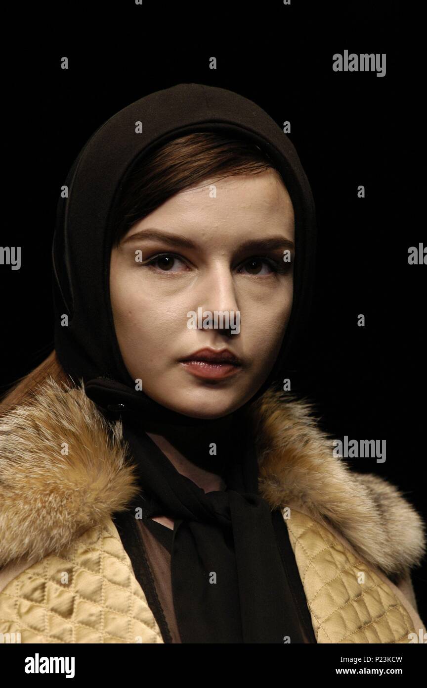 20 / 03 / 2006; Tokyo Fashion Week, model wearing a Ato design clothes ...