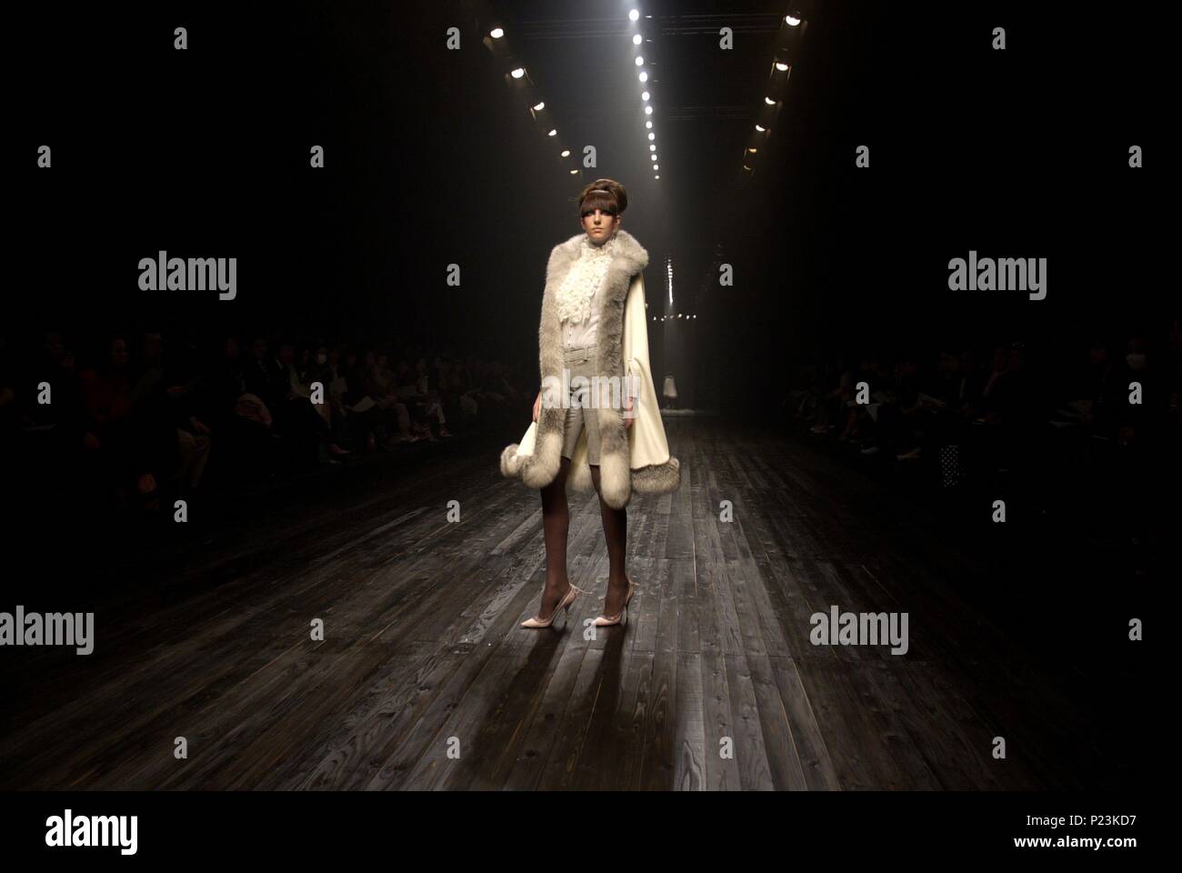 20 / 03 / 2006; Tokyo Fashion Week, model wearing a Novoespazio 1 ¼ ...