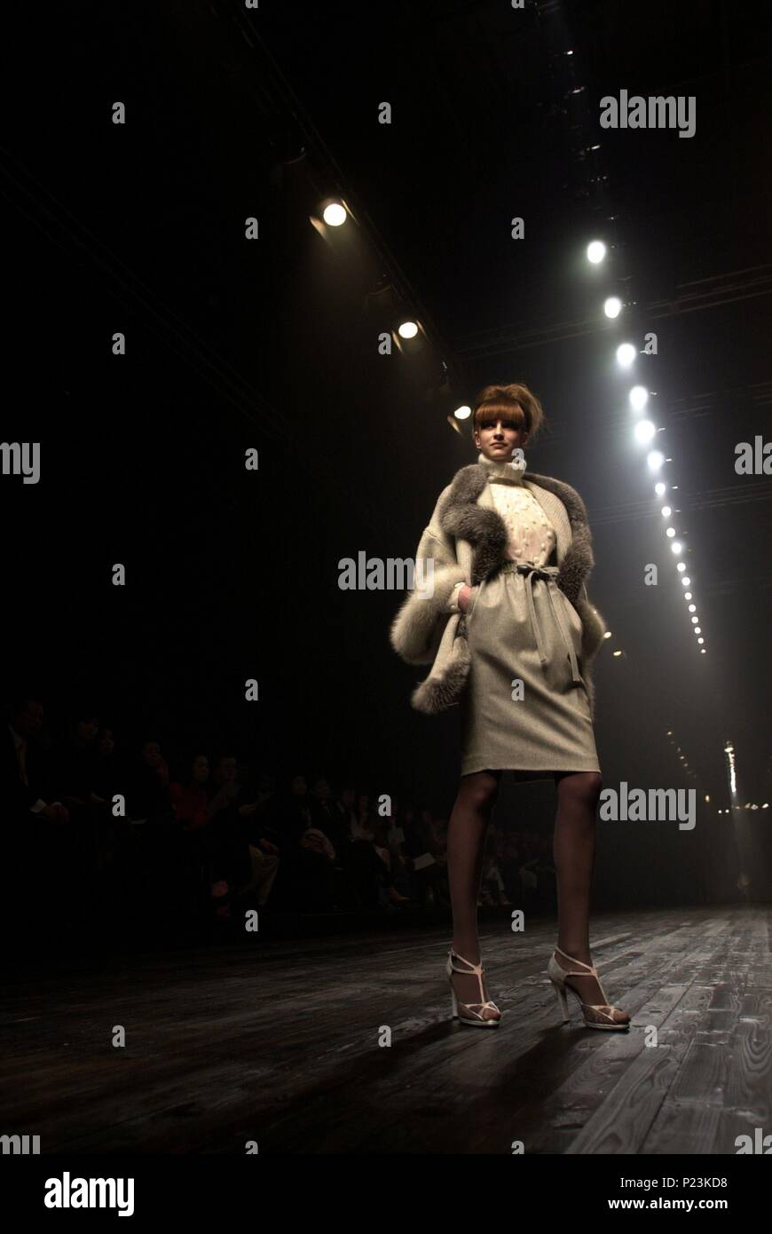20 / 03 / 2006; Tokyo Fashion Week, model wearing a Novoespazio 1 ¼ ...