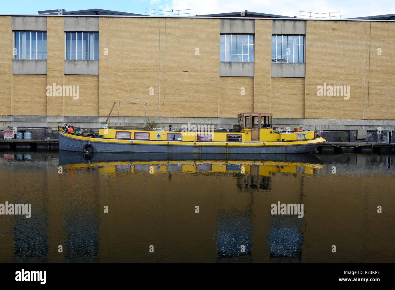 Yellow canal boat hi-res stock photography and images - Alamy