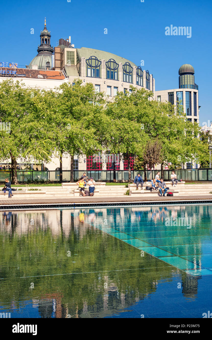 Erzsébet square hi-res stock photography and images - Alamy