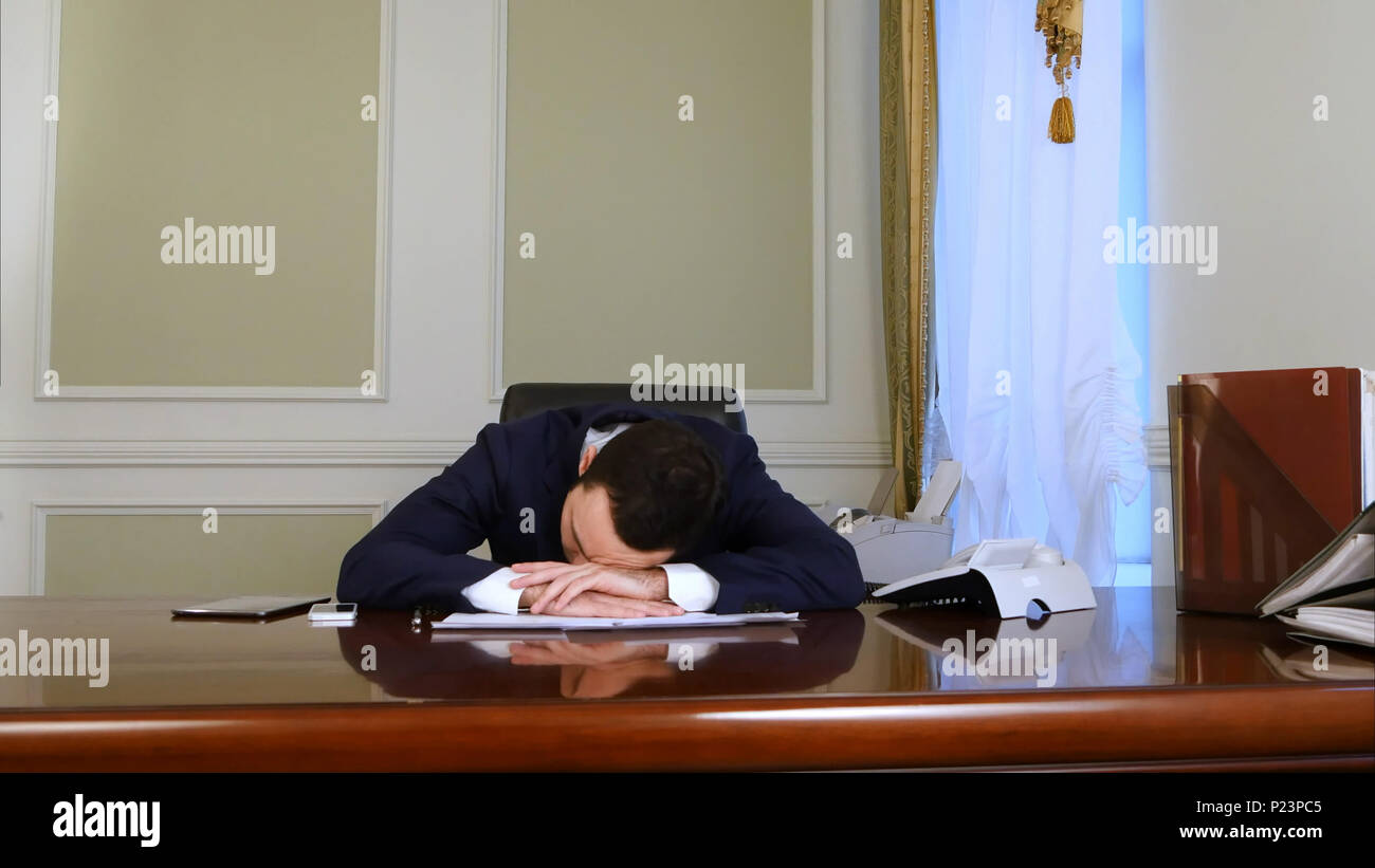 Depressing office desk hi-res stock photography and images - Alamy