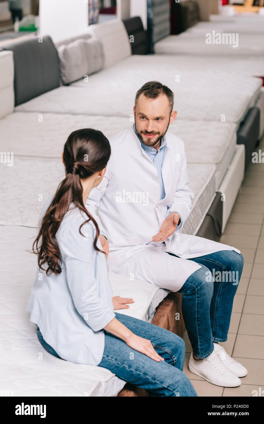 Female shop assistant uniform hi-res stock photography and images - Alamy