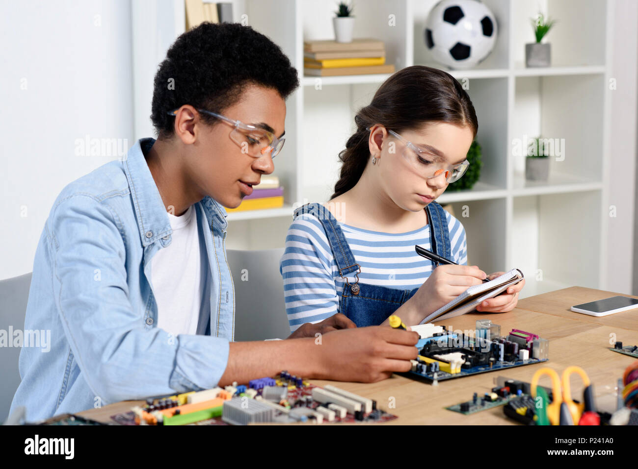 Children testing circuit hi-res stock photography and images - Alamy