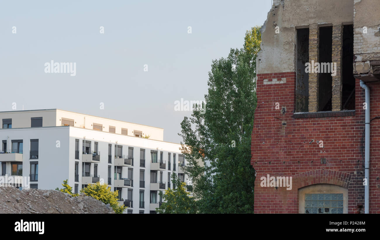 Collapsing new buildings hi-res stock photography and images - Alamy