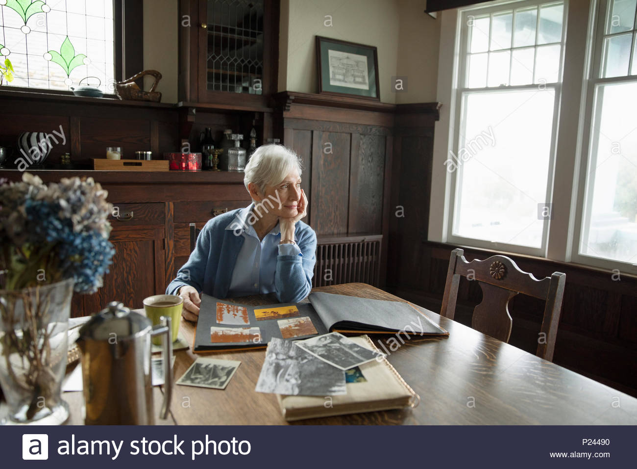 Looking through photo album hi-res stock photography and images - Alamy