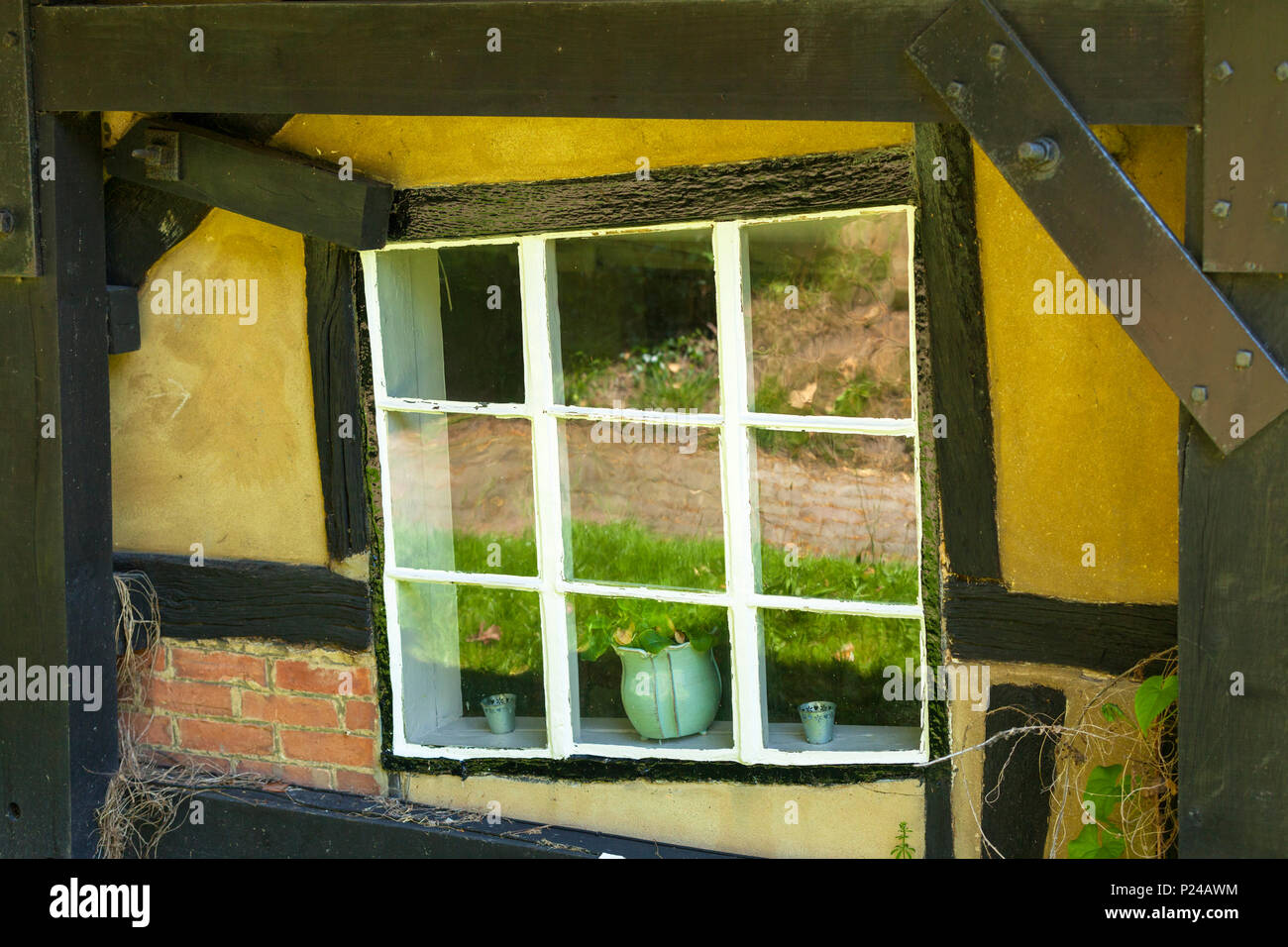 Steel supports hi-res stock photography and images - Alamy