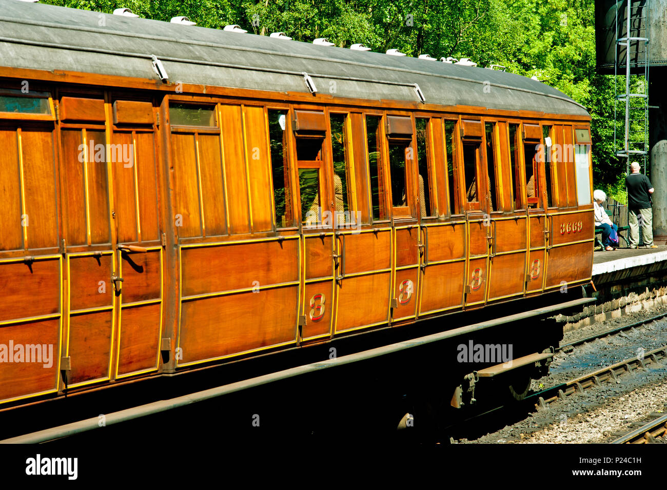 Gresley teak coach hi-res stock photography and images - Alamy