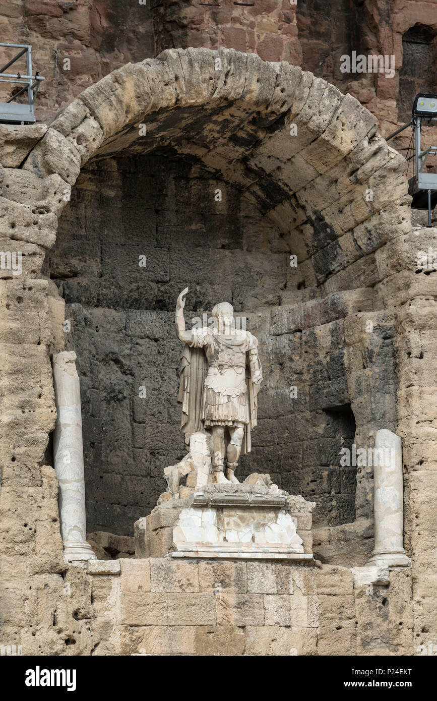 Orange, Vaucluse, Provence-Alpes-Côte d'Azur, France, statue of ...