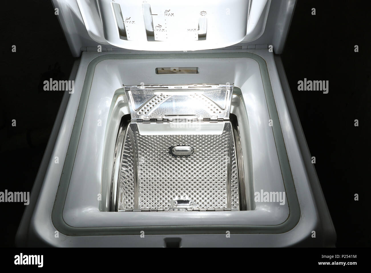 Washing machine, top loader Stock Photo - Alamy