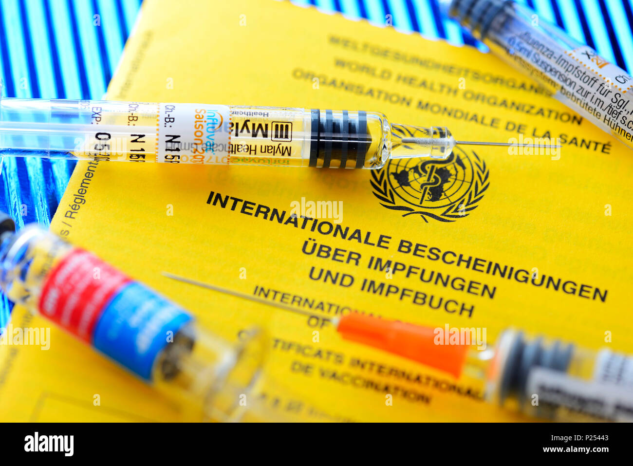 Yellow Card, syringes, influenza vaccination Stock Photo - Alamy