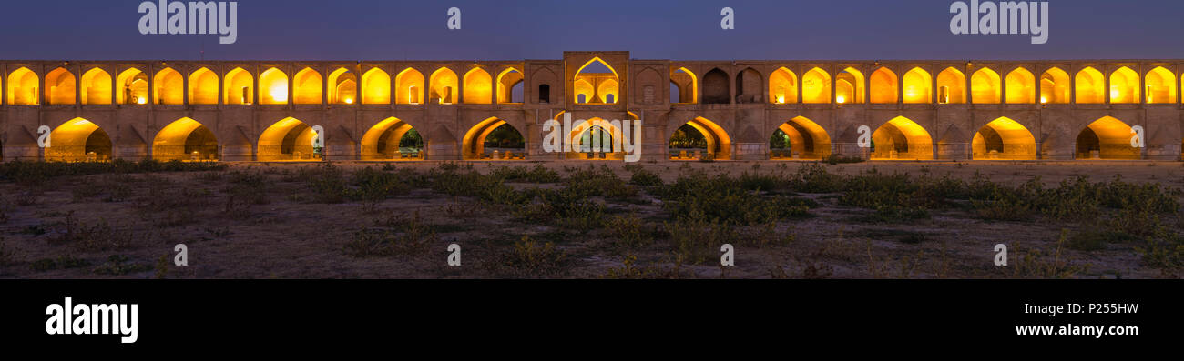 Si o Se pole, bridge of thirty-three (spans) with illumination in ...