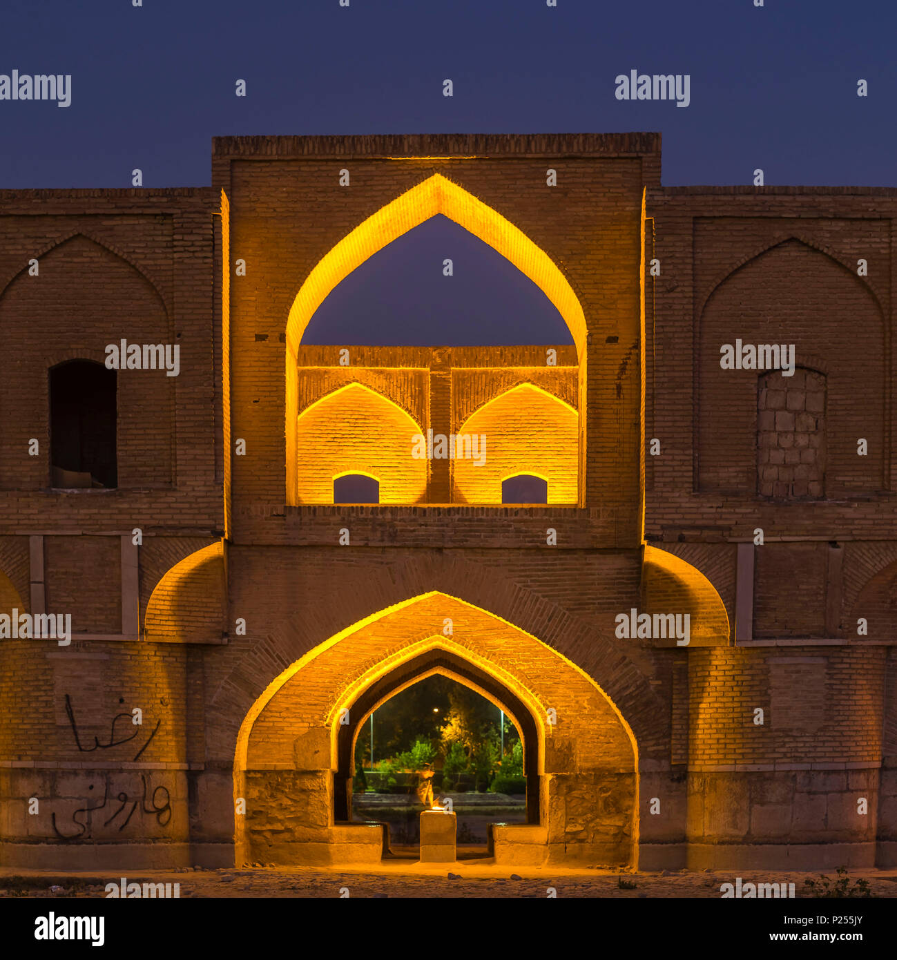 Si o Se pole, bridge of thirty-three (spans) with illumination in ...