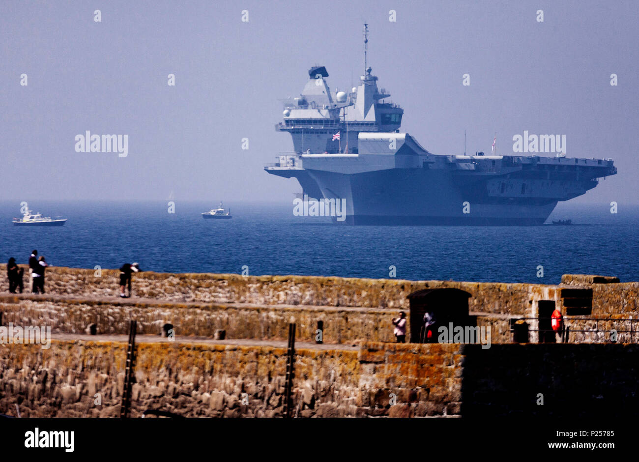 Hms queen elizabeth hi-res stock photography and images - Alamy