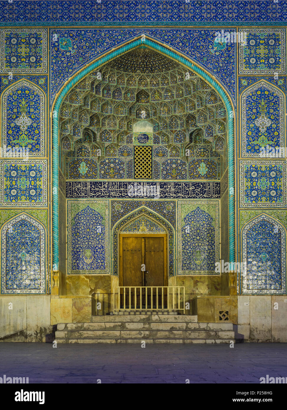 Entrance to Sheikh Lotfollah Mosque in Isfahan Stock Photo - Alamy