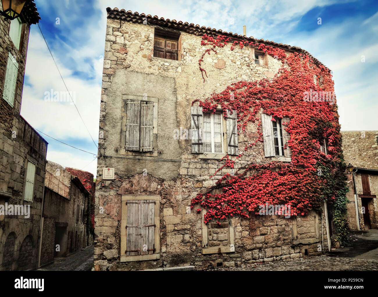 Old stone house with Virginia Creeper in autumn at Lagrasse, Plus beaux ...