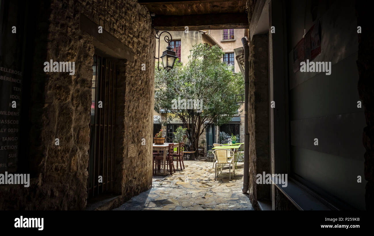 Courtyard cafe hi-res stock photography and images - Alamy