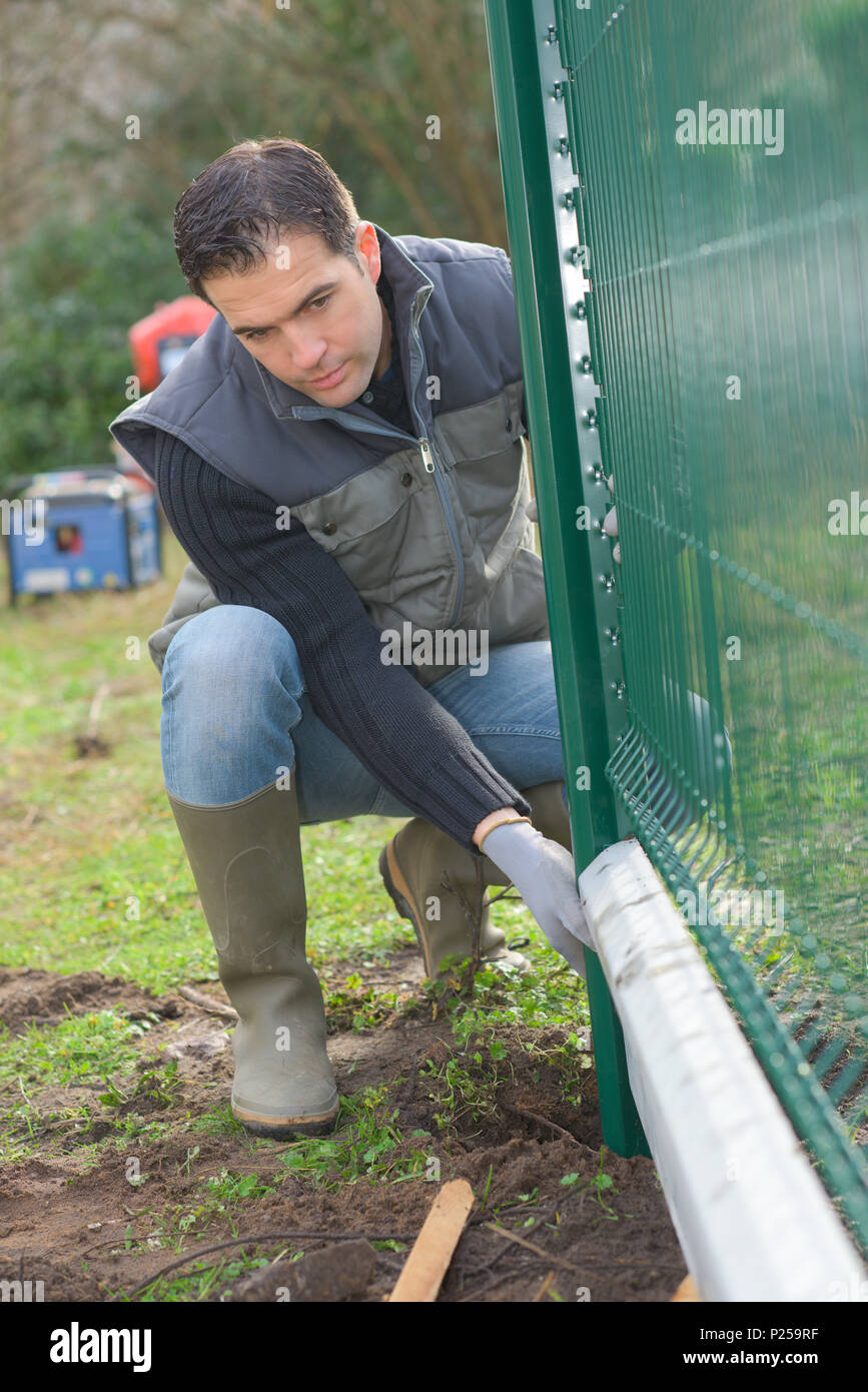 man installing the fence Stock Photo - Alamy