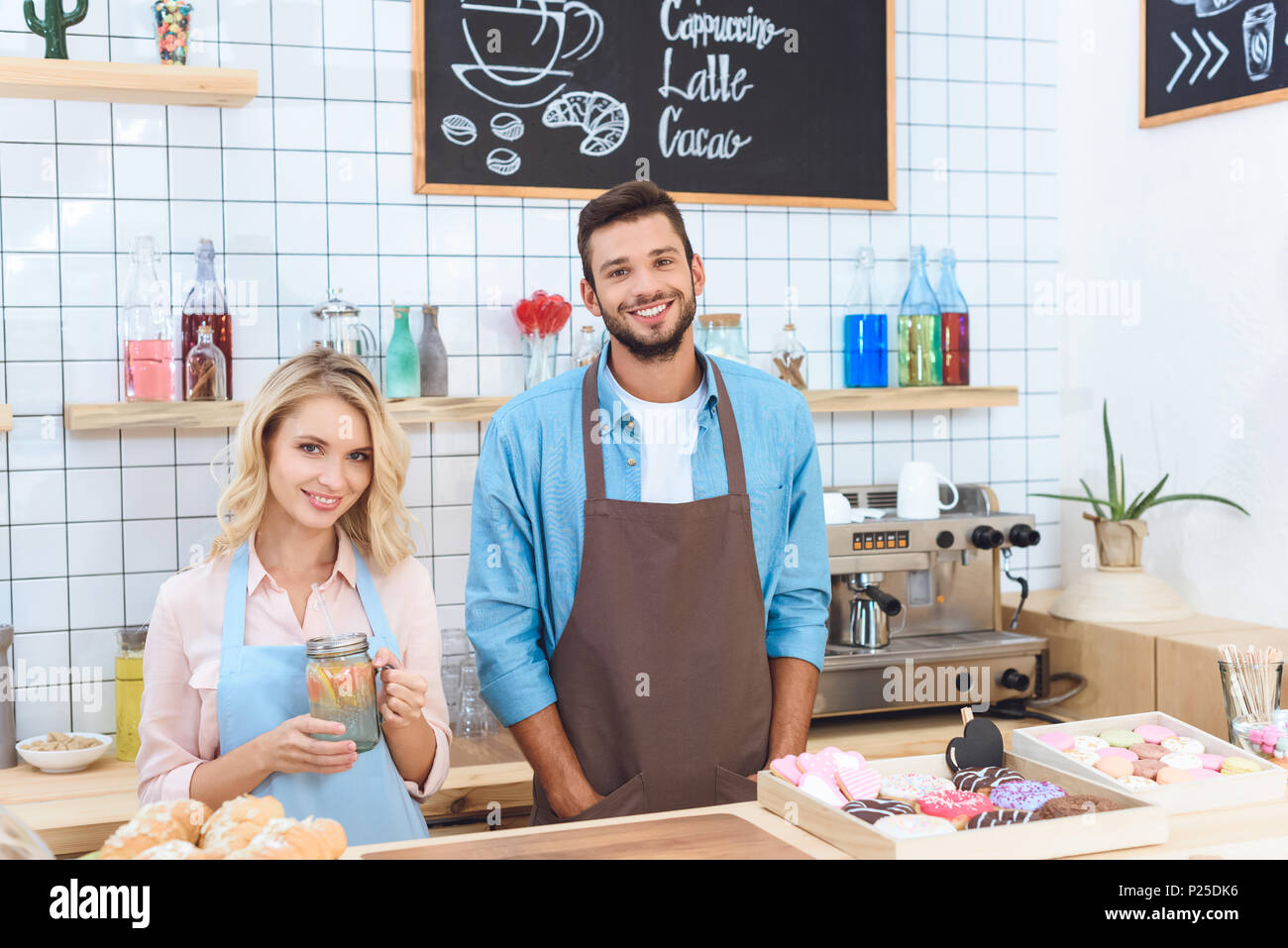 Cafe workers hi-res stock photography and images - Alamy