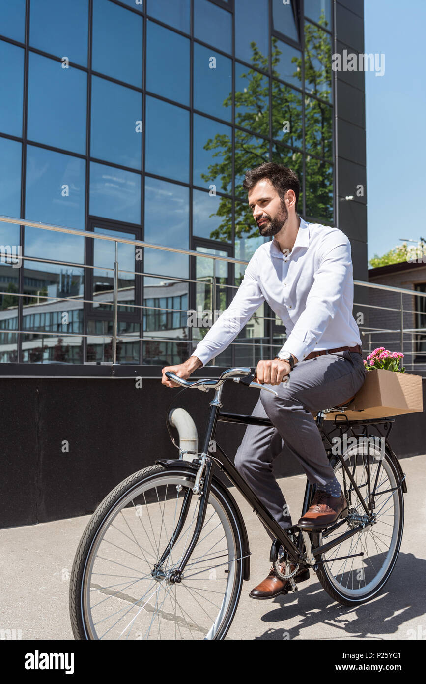 Happy cyclist luggage hi-res stock photography and images - Alamy