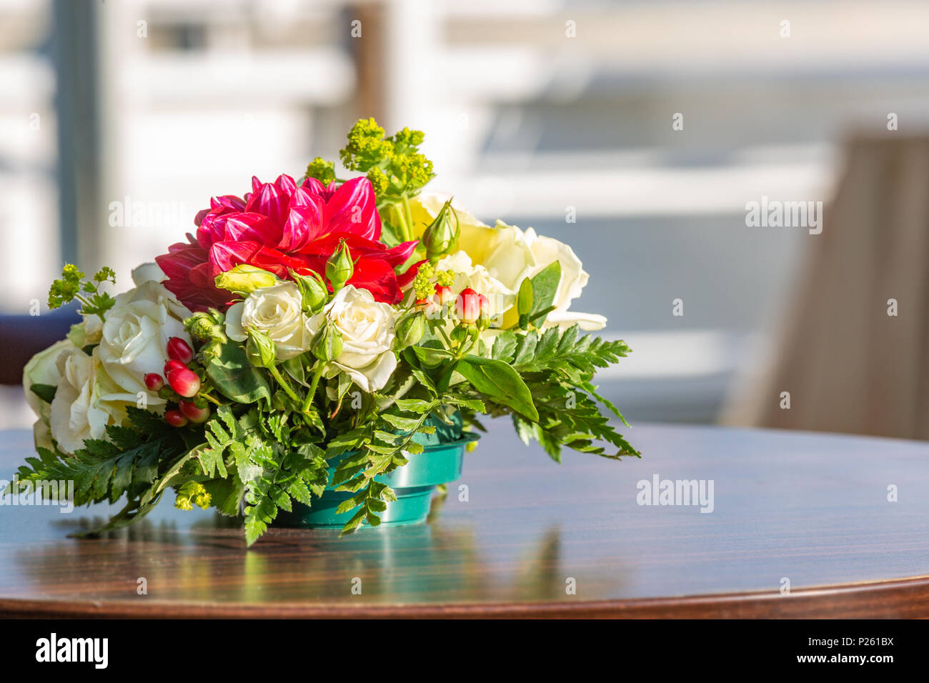 Table decor flowers in restaurant Stock Photo - Alamy