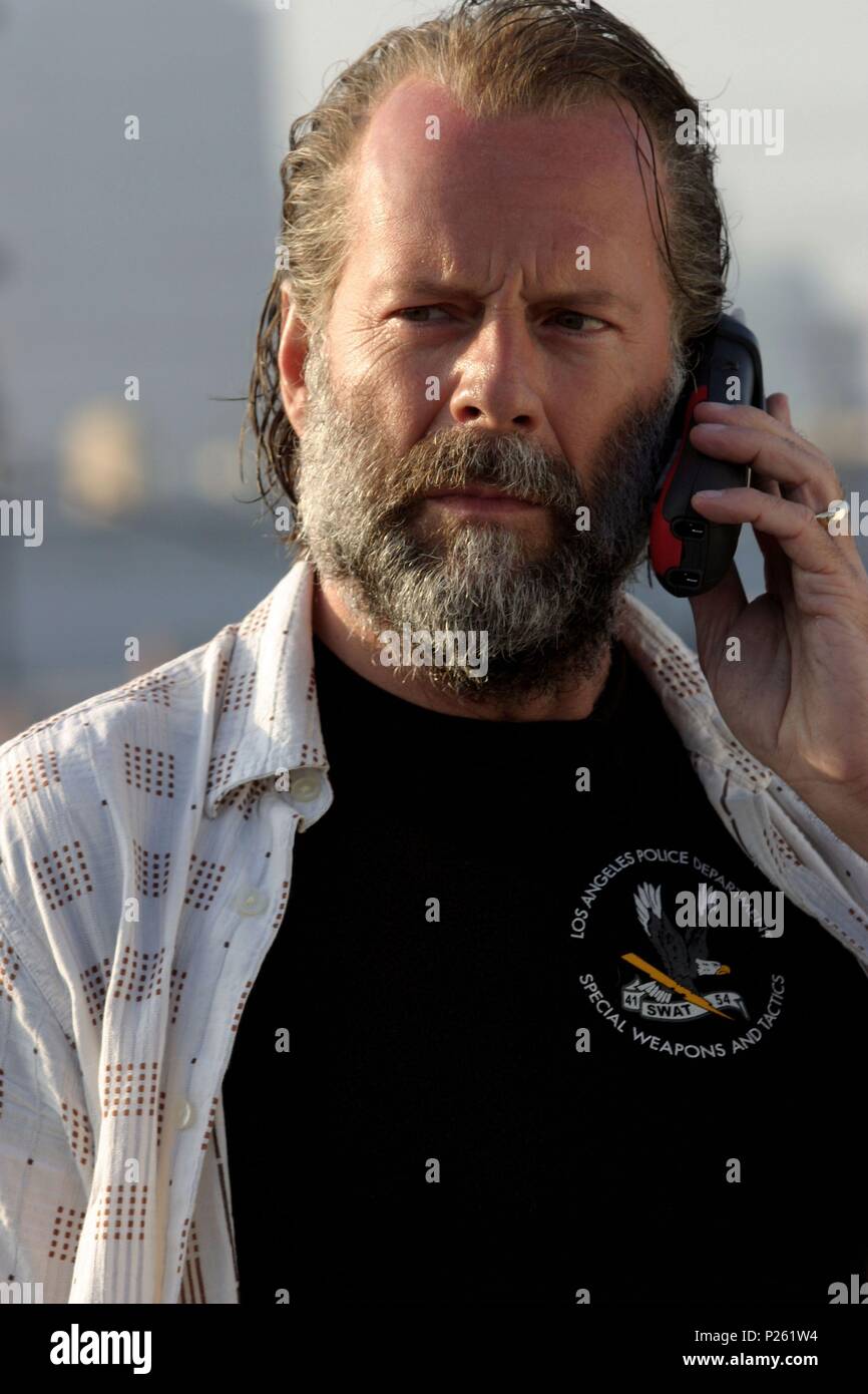 Bruce willis hostage 2005 hi-res stock photography and images - Alamy