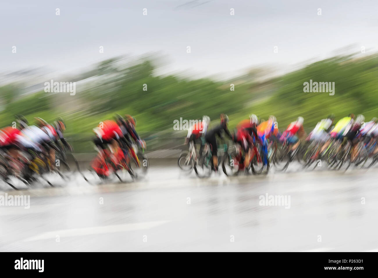 Racing cyclists hi-res stock photography and images - Alamy