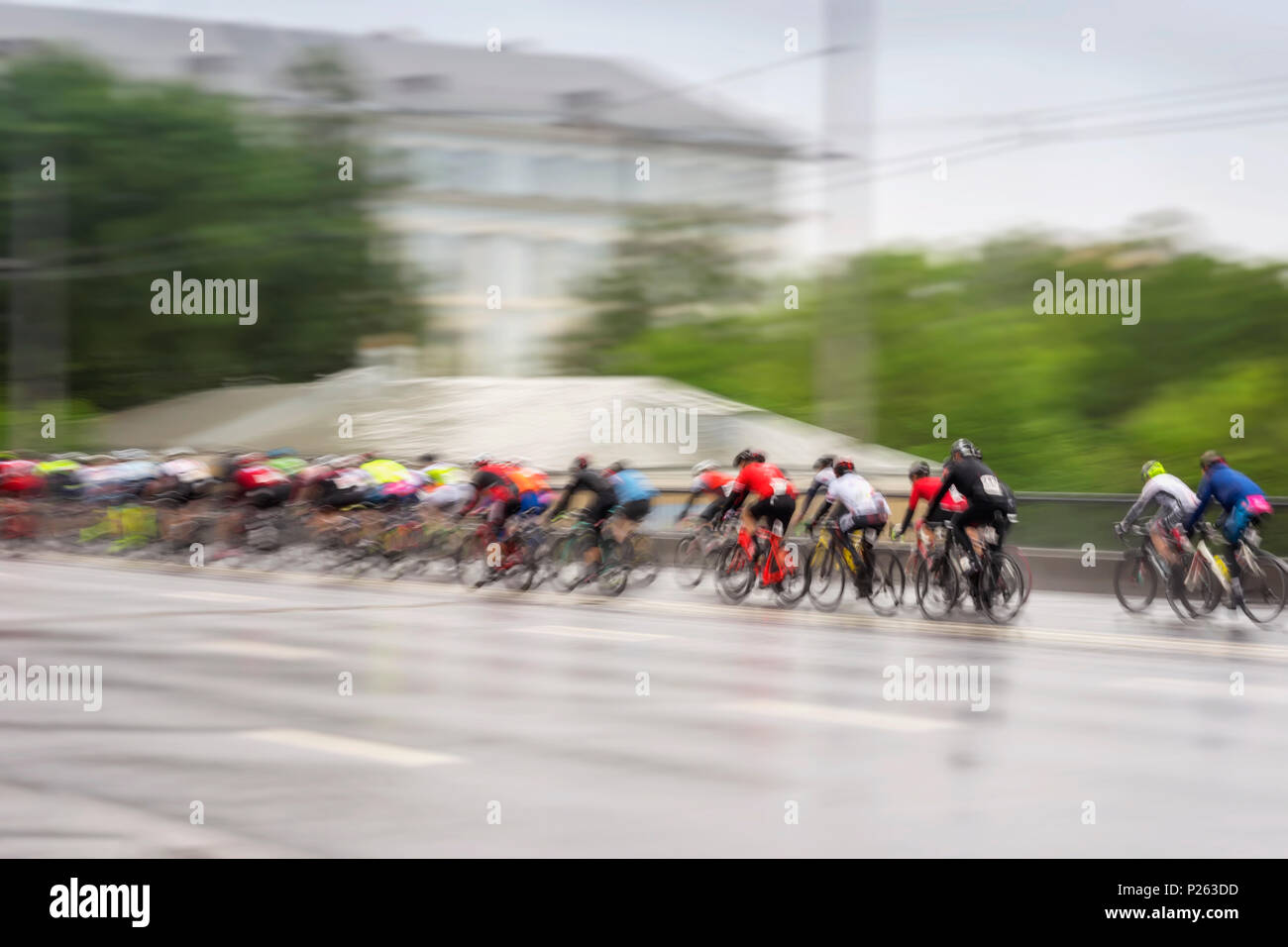 Racing cyclists hi-res stock photography and images - Alamy