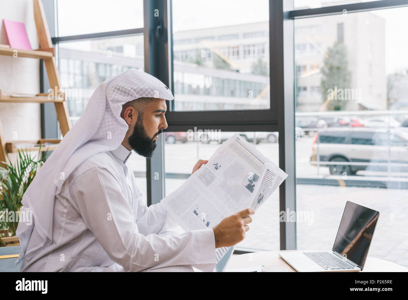 Arab man reading hi-res stock photography and images - Alamy