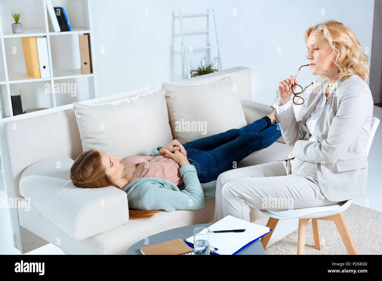 Psychiatrist Couch High Resolution Stock Photography and Images - Alamy