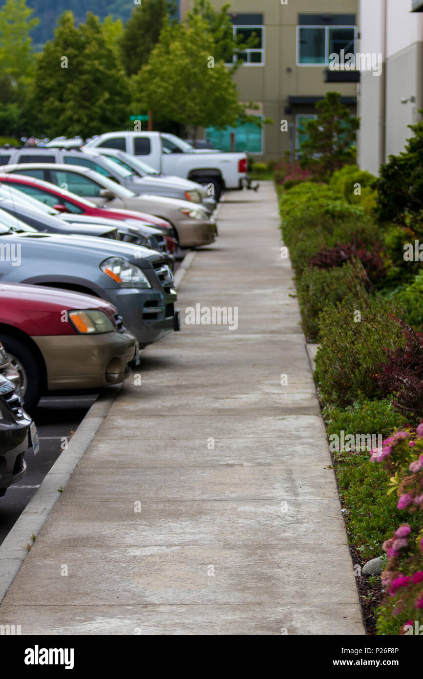 Sidewalk with cars and trucks parked in a row Stock Photo - Alamy