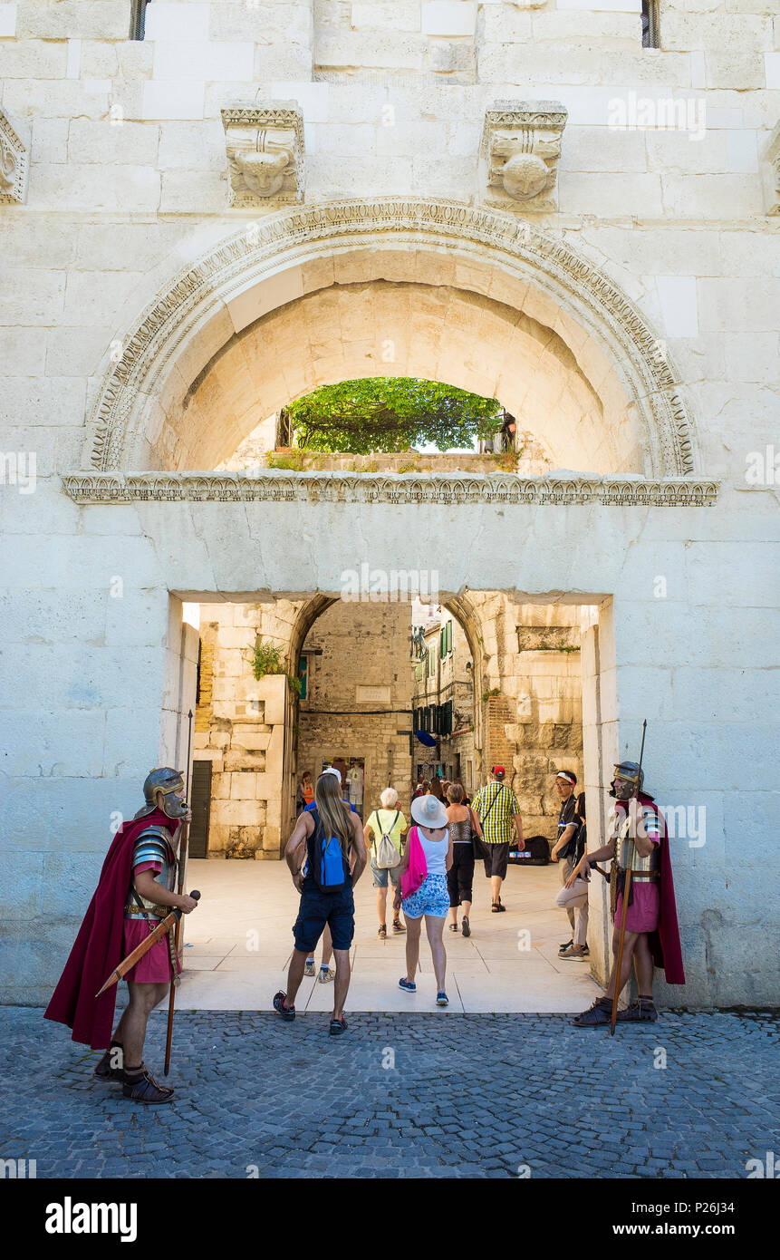 Guards with spears hi-res stock photography and images - Alamy