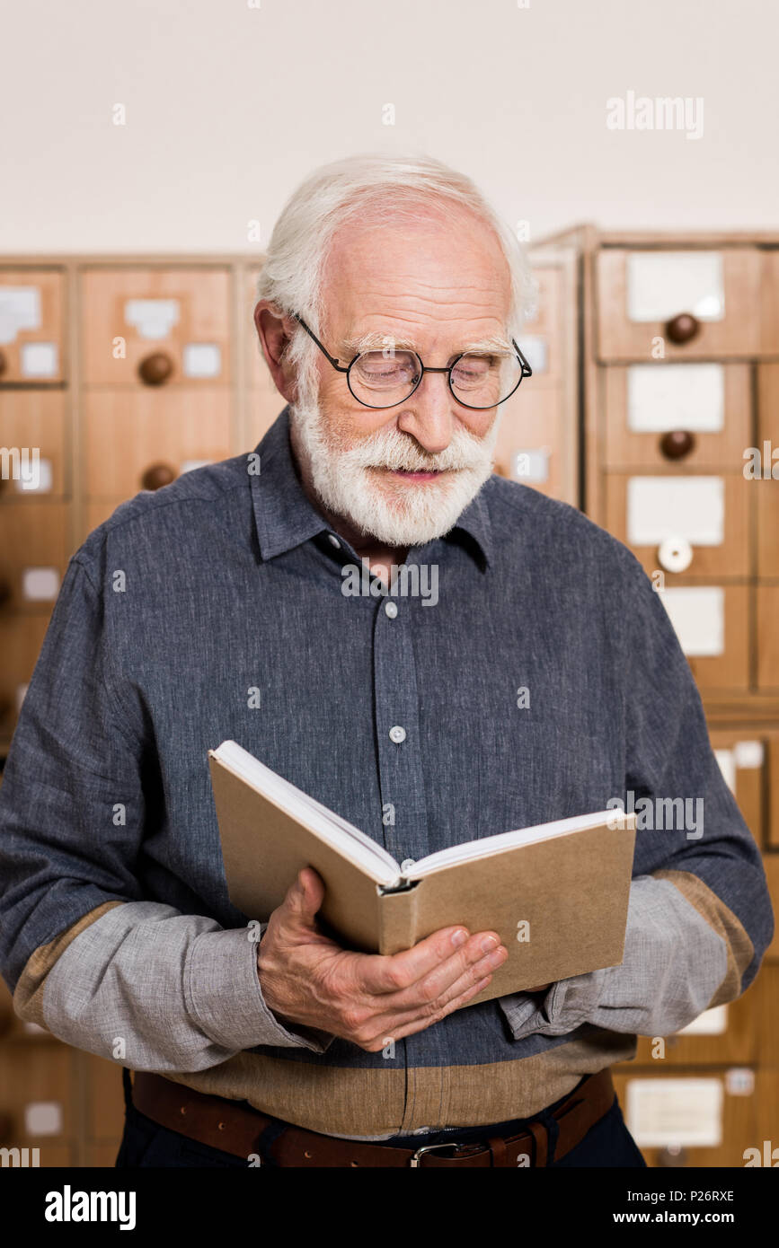 Lecturer reading library hi-res stock photography and images - Alamy