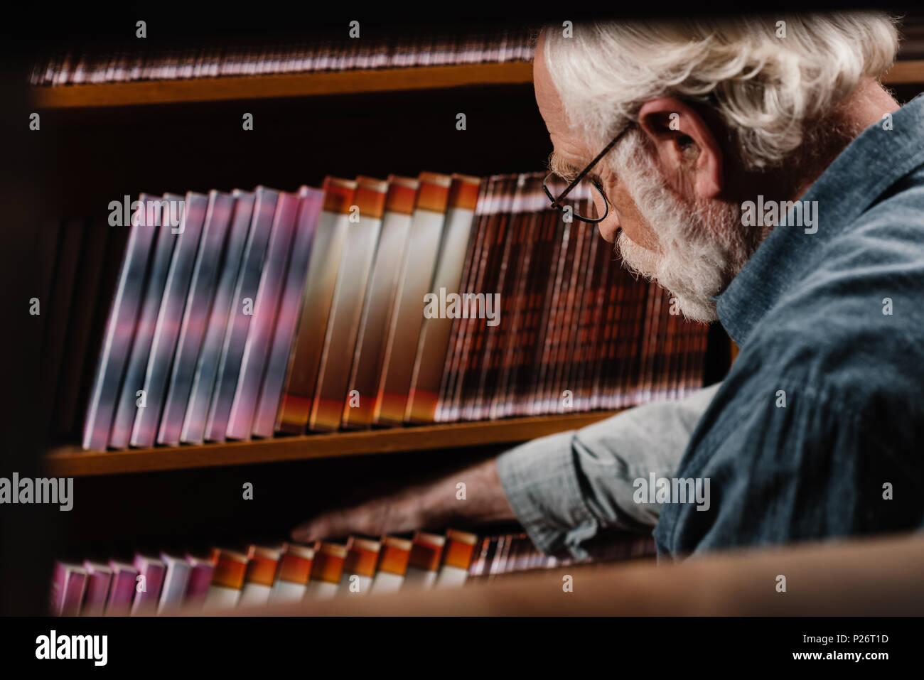 Librarian book shelves hi-res stock photography and images - Alamy