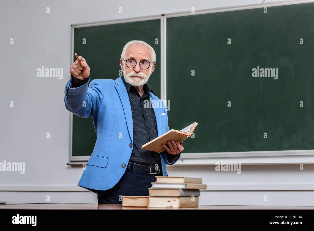 Lecturer pointing something hi-res stock photography and images - Alamy