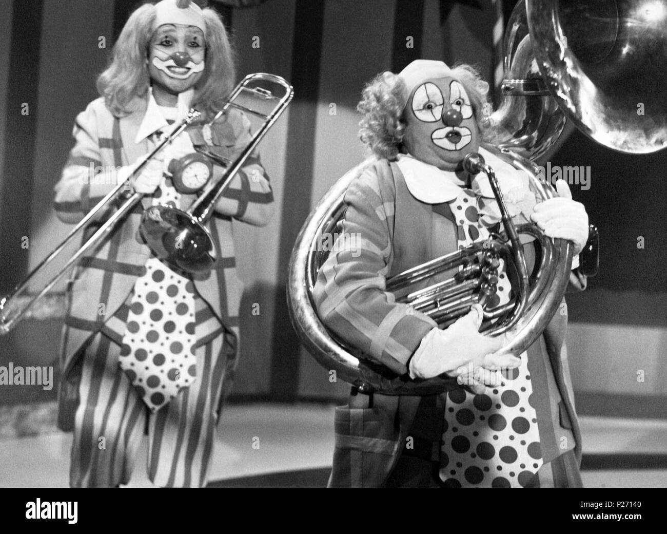 Original Film Title: PADRE NO HAY MAS QUE DOS. English Title: PADRE NO ...