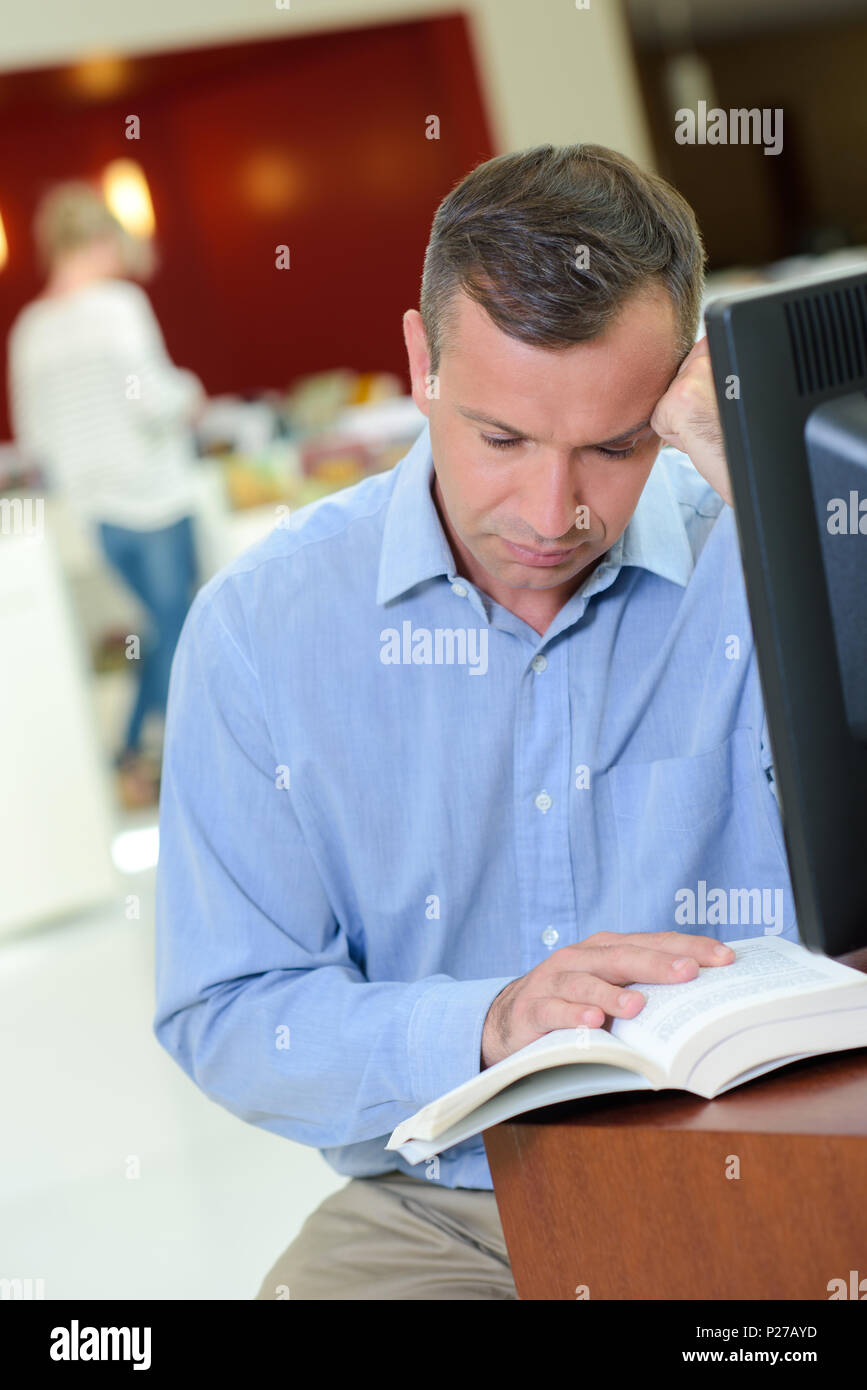 man reading a book Stock Photo - Alamy
