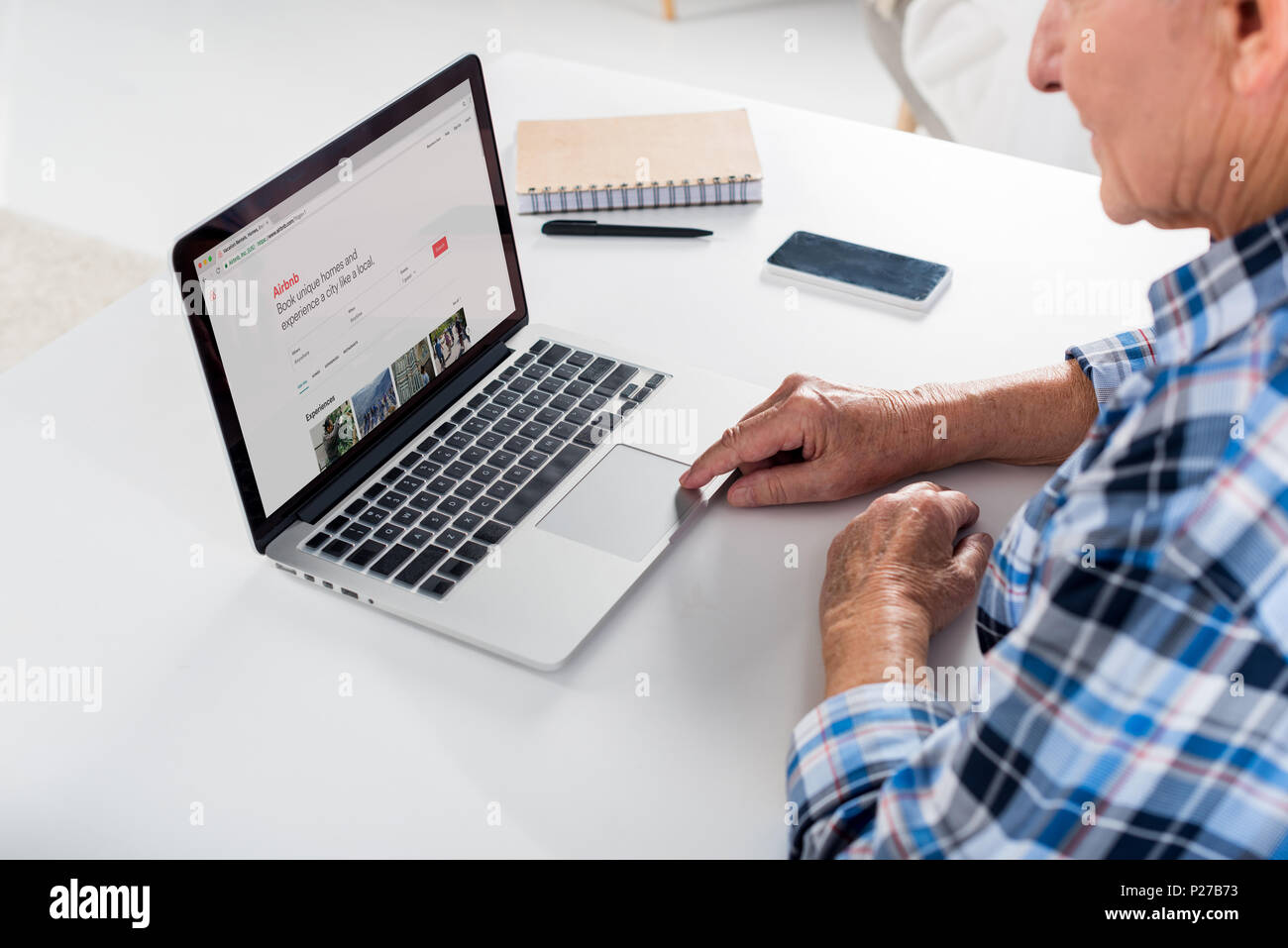 Airbnb logo hi-res stock photography and images - Alamy