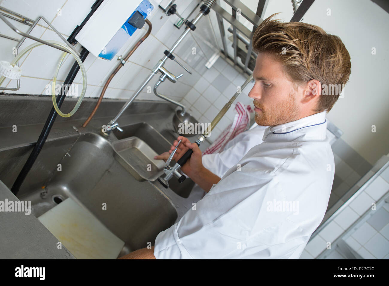Man doing the washing up hi-res stock photography and images - Alamy