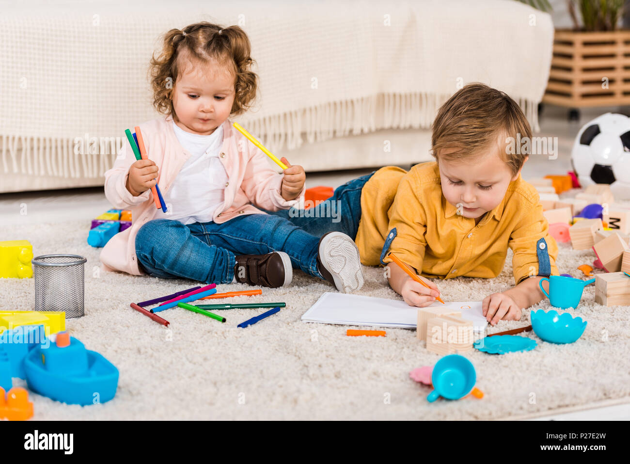 Siblings drawing hi-res stock photography and images - Alamy