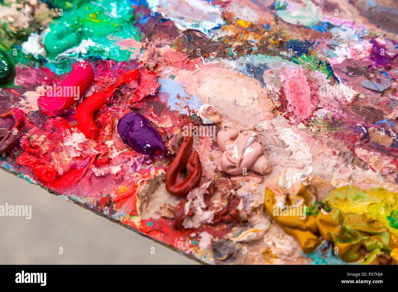 Close-up artist wins and paints with oil paints on the palette Stock ...