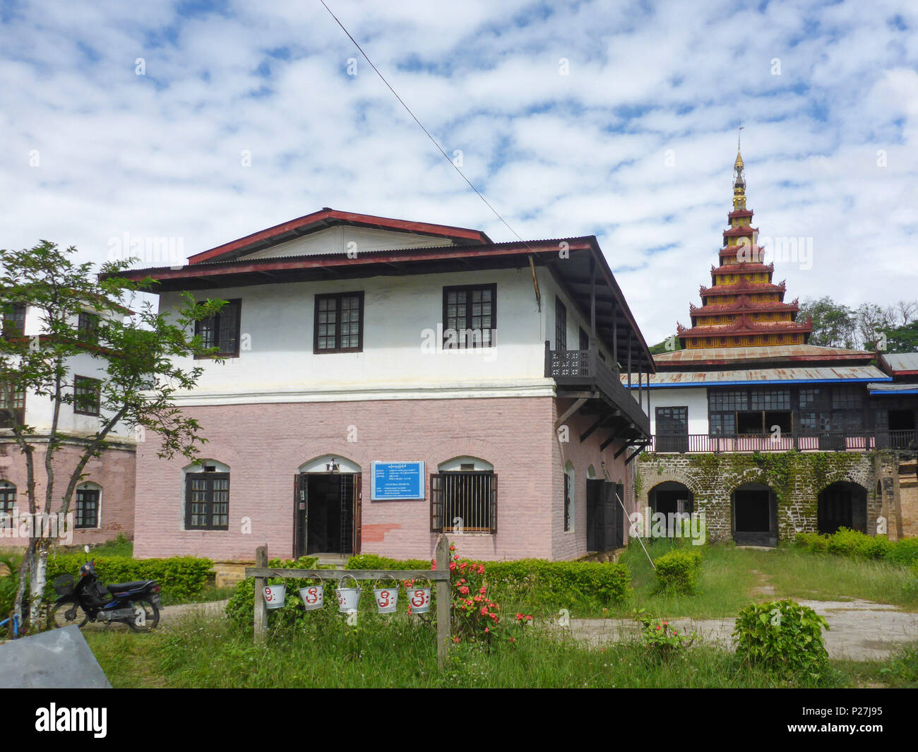 Inle palace hi-res stock photography and images - Alamy